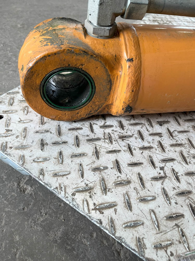 GOOD USED LOADER BUCKET CYLINDER - 87366689 - Anderson Tractor Inc.